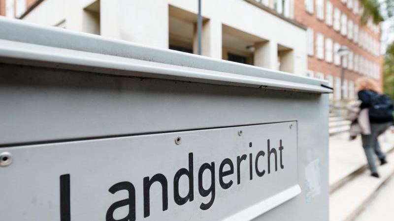 Tochter soll pflegebedürftige Mutter erstickt haben: Prozess am ... Tochter soll pflegebedürftige Mutter erstickt haben: Prozess am ...