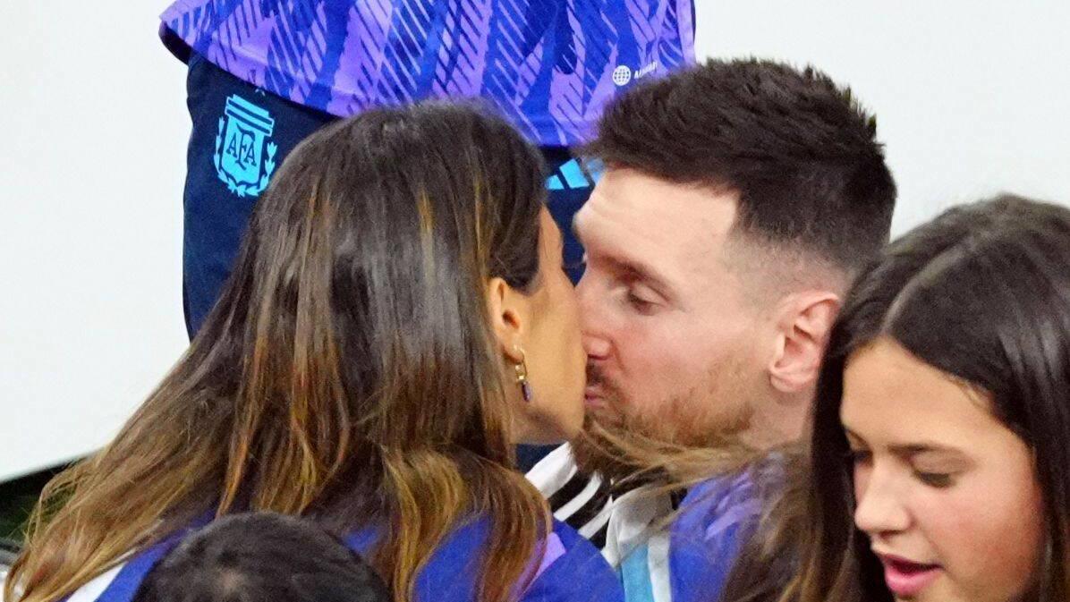 Lionel Messi Hier Knutscht Der Superstar Seine Frau Antonella Nach Dem