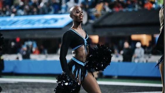 Justine Lindsay Die Einzige Transgender Cheerleaderin Der Nfl