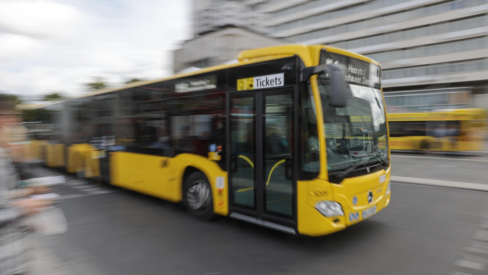 Anklage: Mutter in Berliner Bus vor ihren Kindern angegriffen: Anklage ... Anklage: Mutter in Berliner Bus vor ihren Kindern angegriffen: Anklage ...