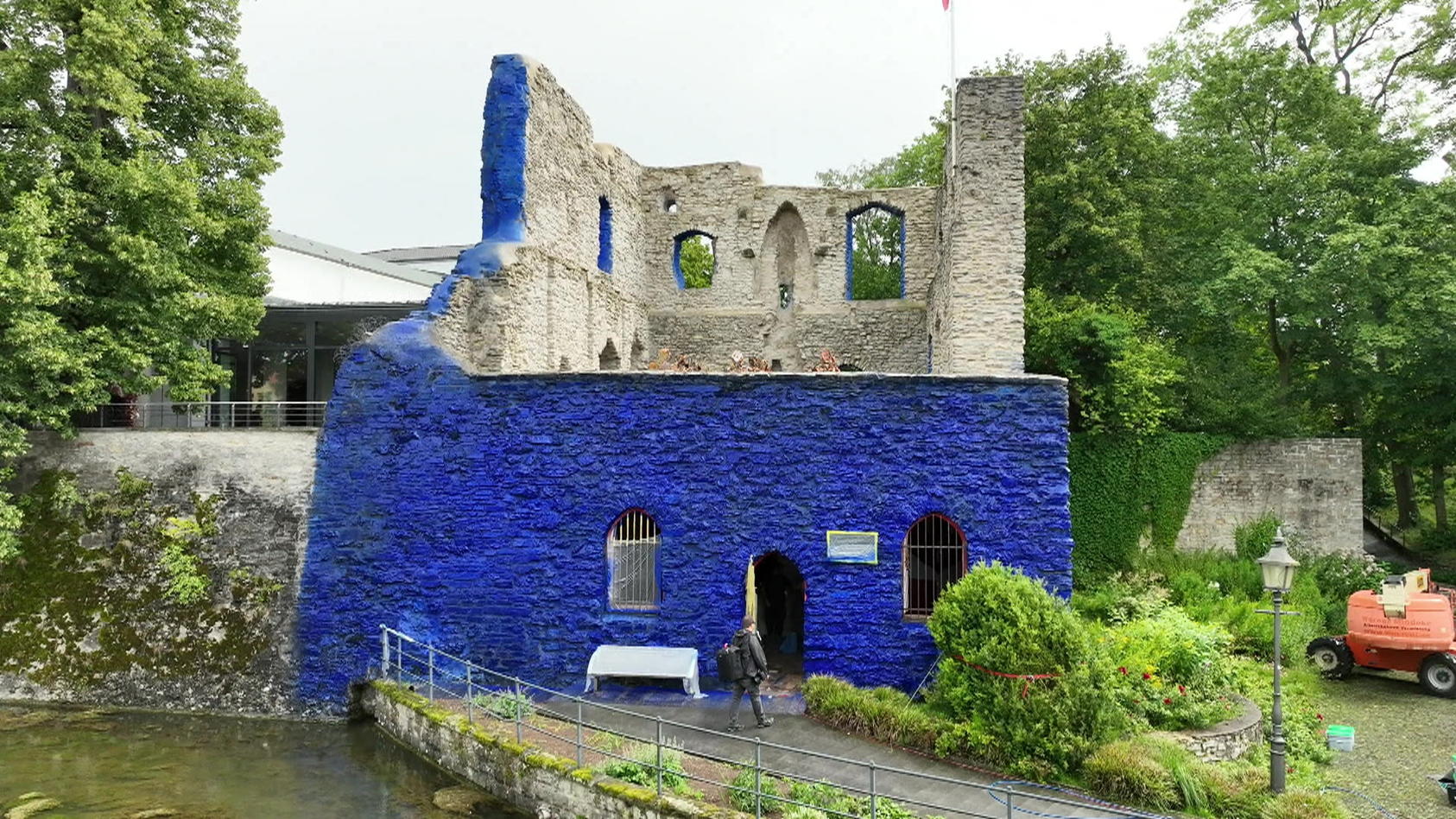 Umweltprojekt: Künstler HA Schult malt Burgruine in Bad Lippspringe an Umweltprojekt: Künstler HA Schult malt Burgruine in Bad Lippspringe an