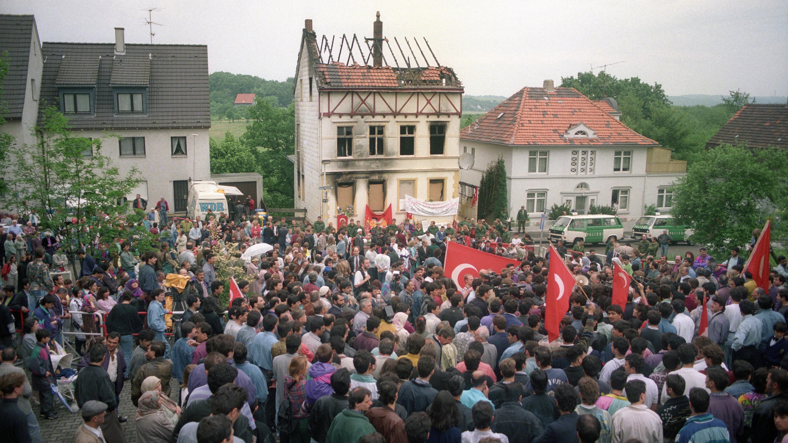 25 Jahre nach Brandanschlag von Solingen: Wie Nazis eine türkische ... 25 Jahre nach Brandanschlag von Solingen: Wie Nazis eine türkische ...