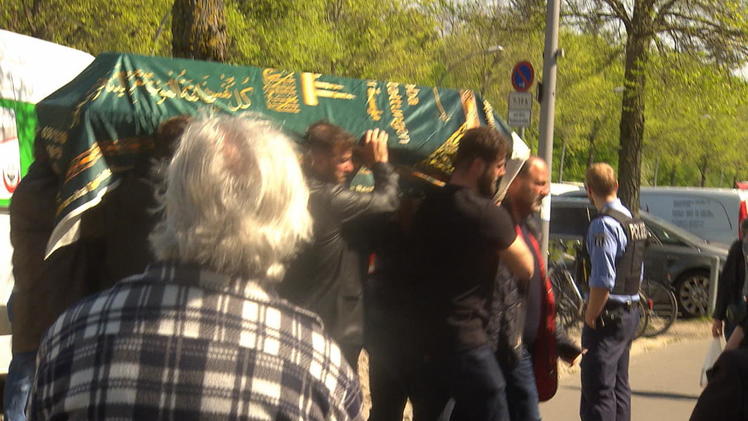 Berlin: Mutter von Issa Remmo tot – Sarg zur Waschung getragen