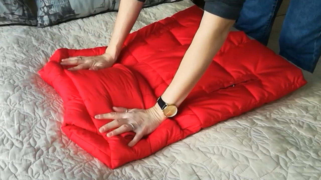 Life-Hack: Wie Sie ihre Winterjacken ganz einfach falten können