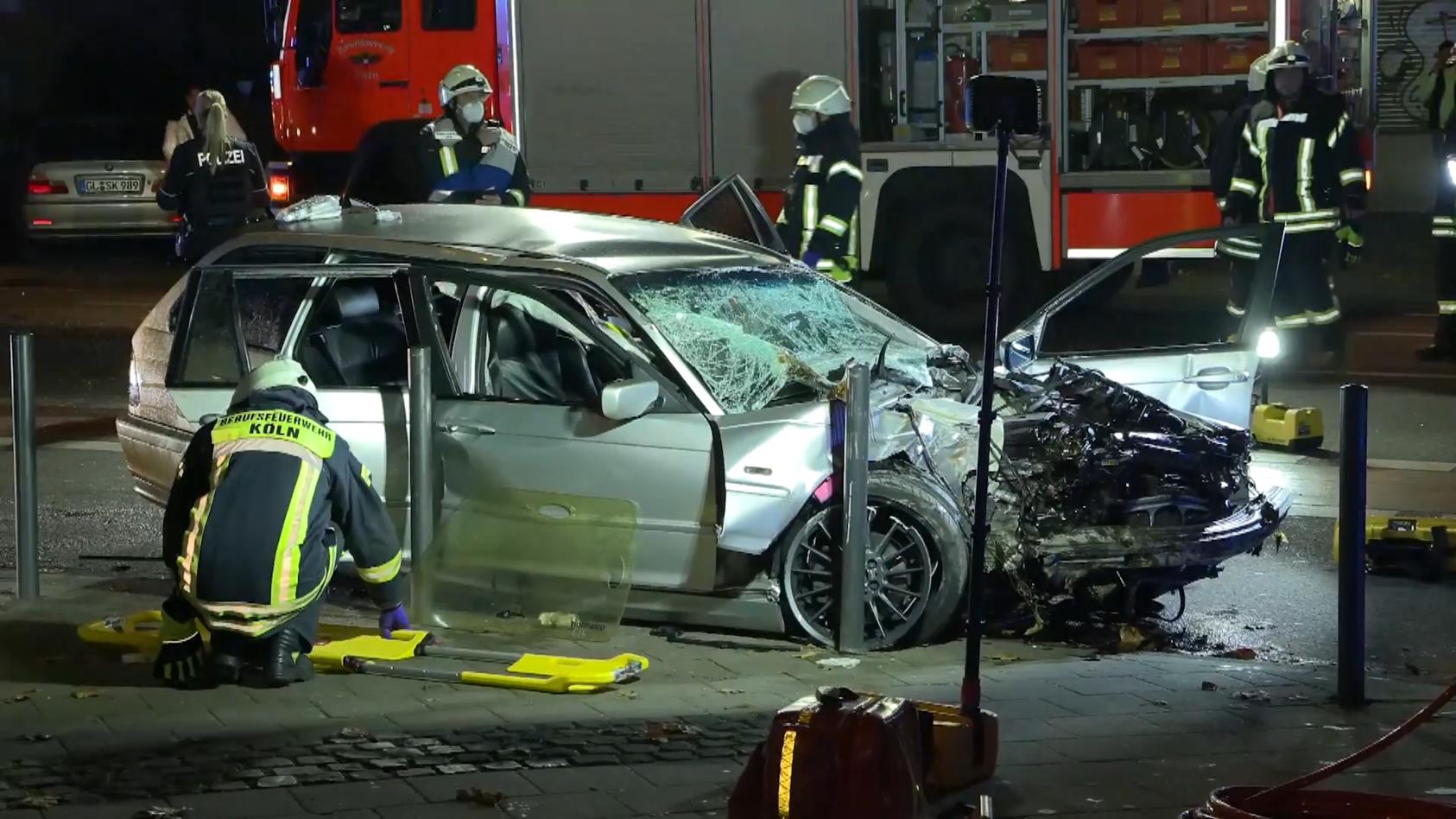 Unfall in Köln: Auto kracht in Linienbus – 7 Menschen verletzt