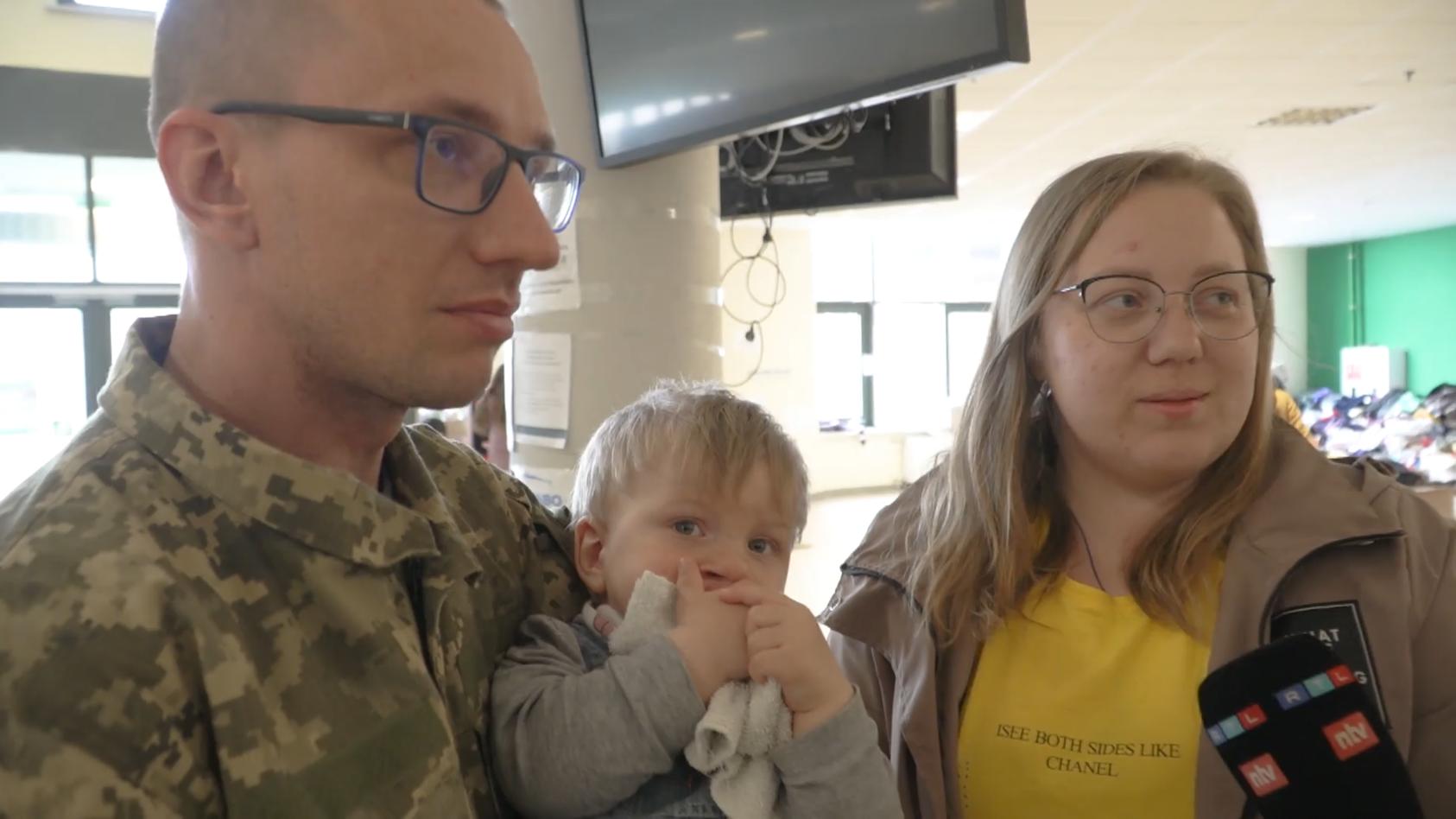 Abschied, bevor es an die Front geht: Hier muss Makar (1) seinem Papa ...