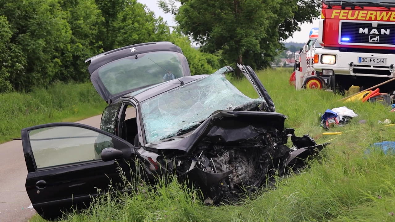 Mutter (43) stirbt bei Frontalcrash - ihre beiden Kinder sind schwer verletzt