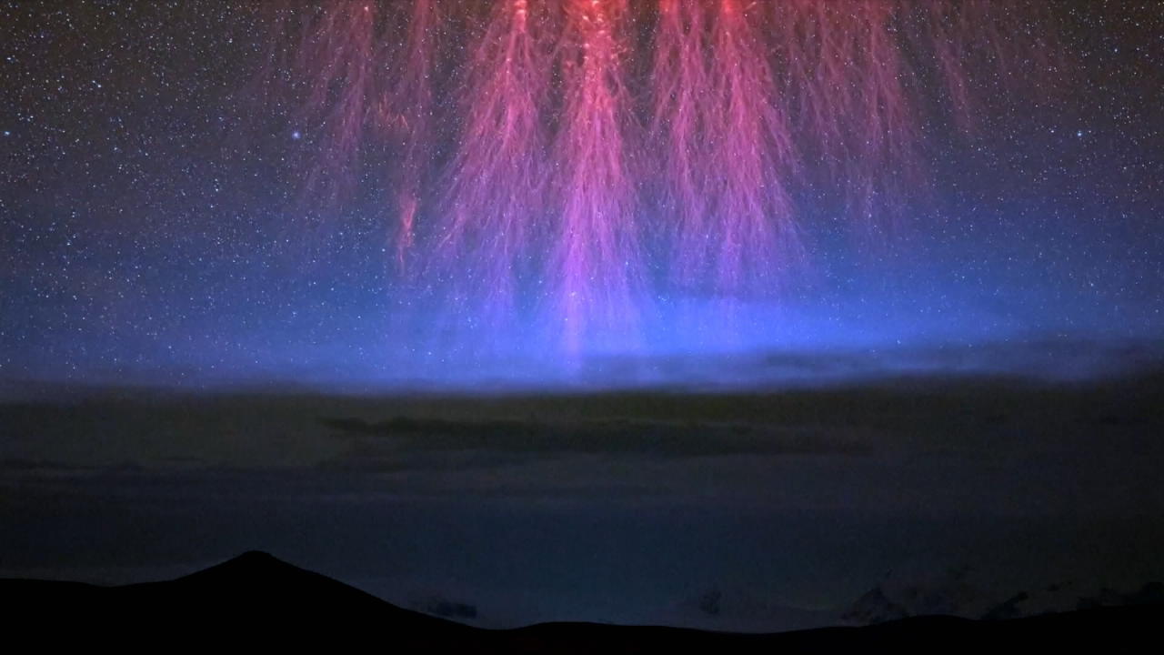 Rote Blitze im Video: Fotografen fangen spektakuläres Wetter-Phänomen ...