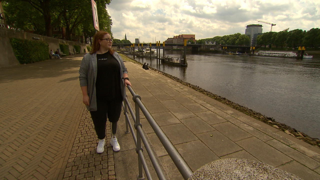 Ayleen (25) will Fremden von Schienen retten und verliert ihr halbes ...