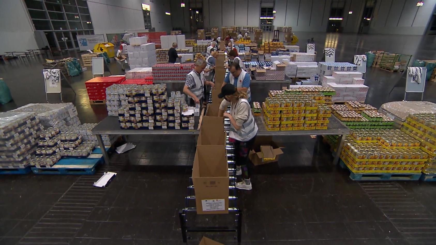 Düsseldorfer packen Pakete