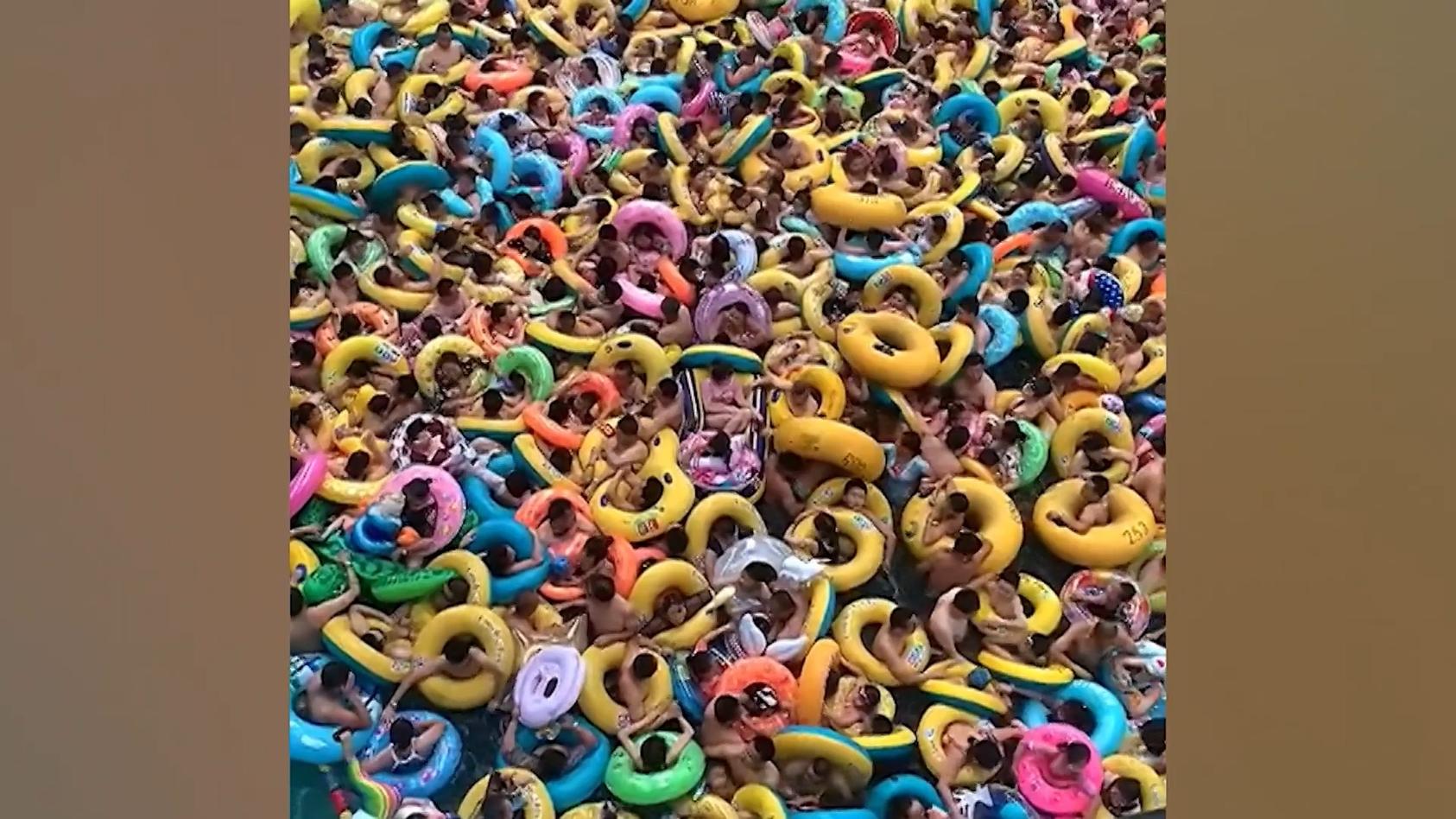 Schwimmreifen-Wahnsinn in China: Tausende Menschen quetschen sich in ...