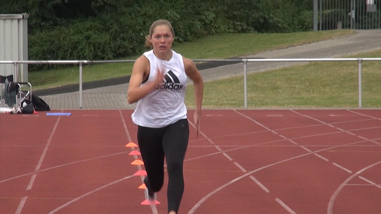 Gina Lückenkemper kennt keinen Schmerz: Trotz Wunde mit acht Stichen ...