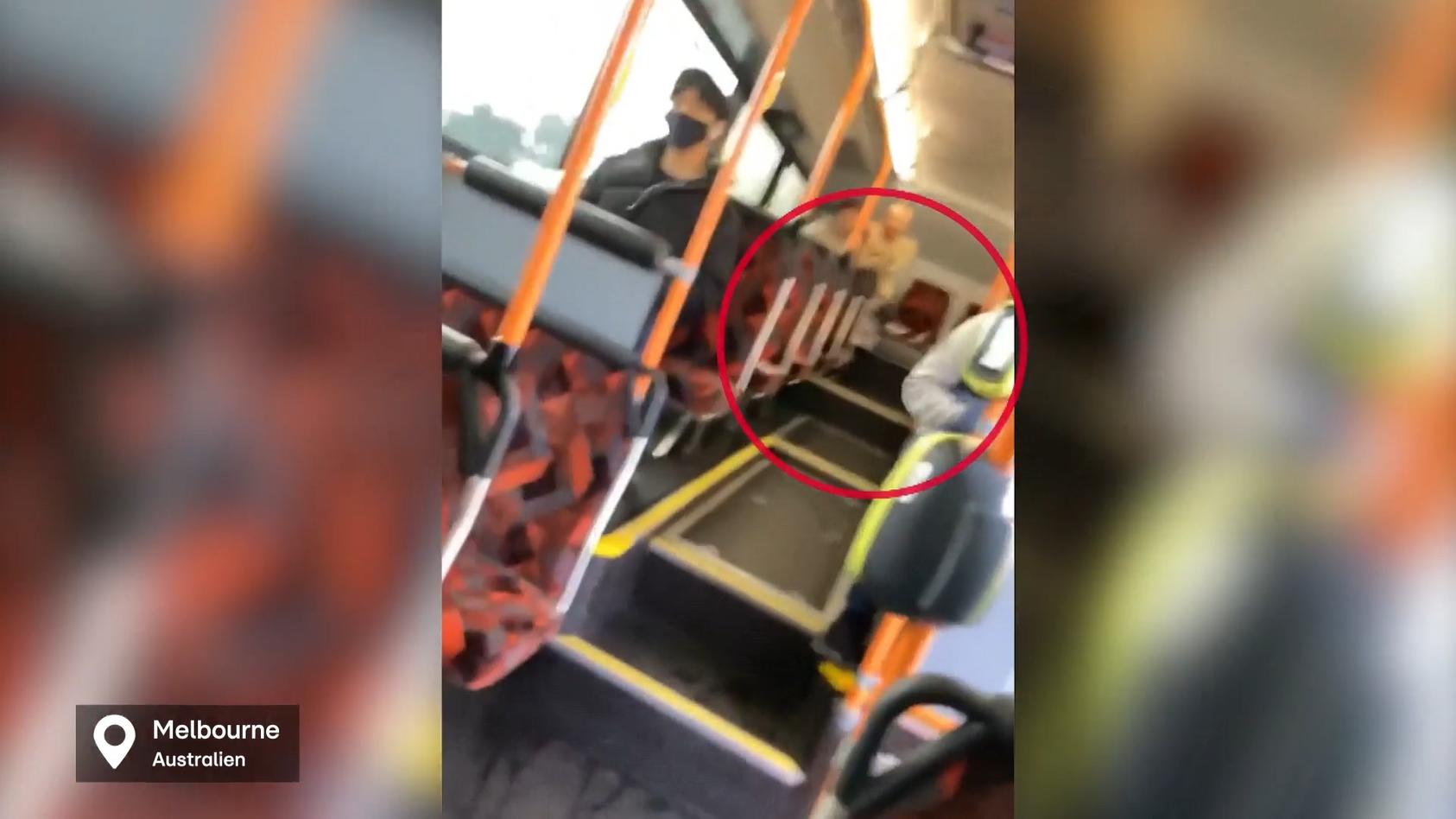 Skurriles Video: Pärchen will Sex im Bus - Fahrgast schreitet wütend ein