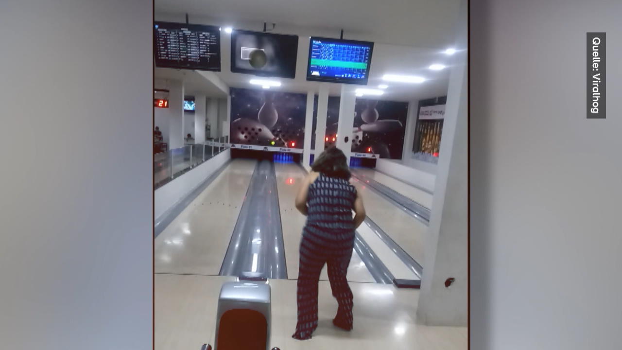 Oha! Bowlingspielerin trifft weder Pins noch Bahn - teurer Fehlwurf