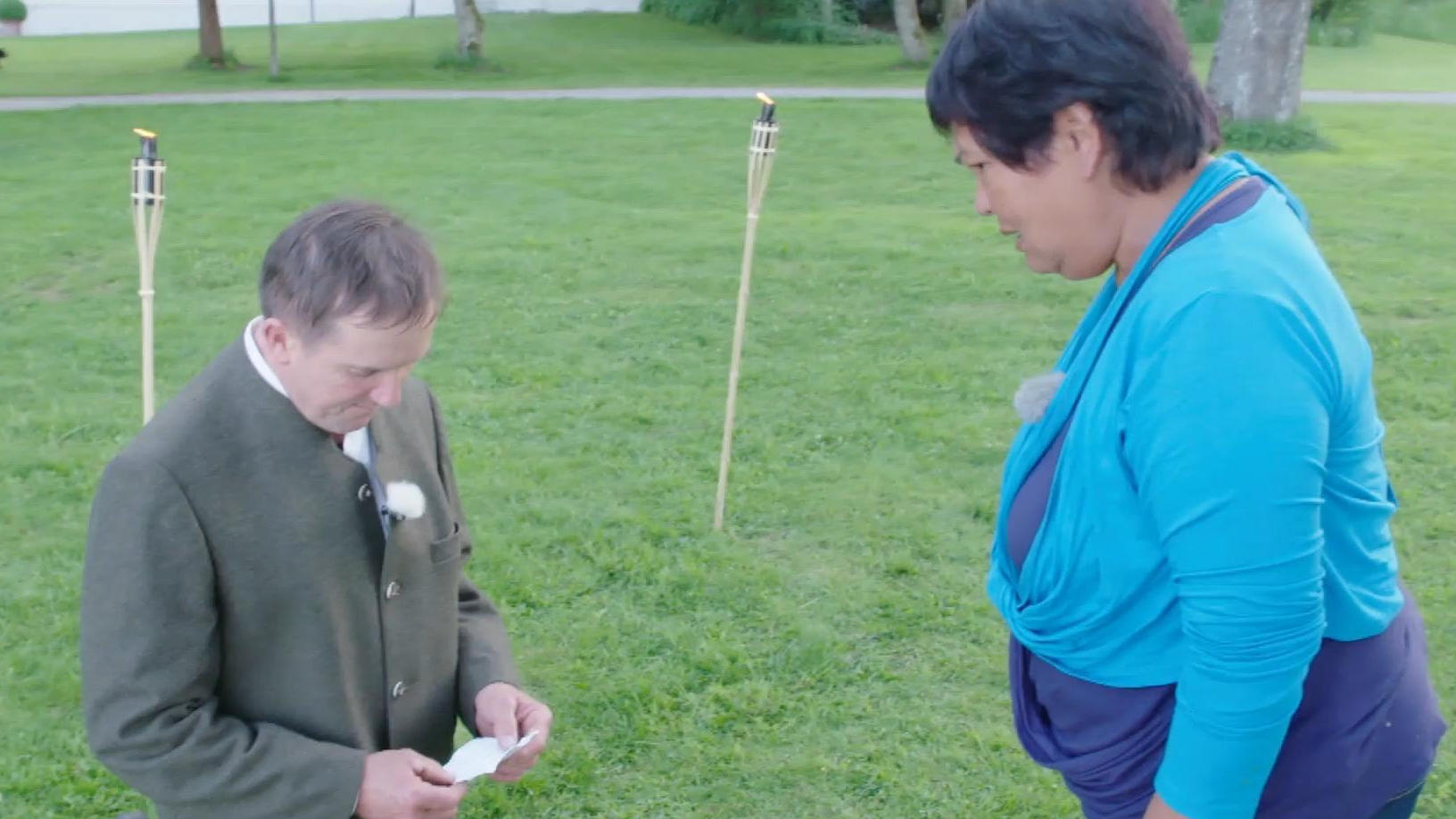 So romantisch! Bauer Josef überrascht Narumol mit einem zweiten Heiratsantrag auf Thailändisch