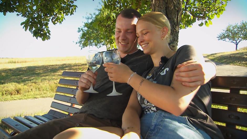 Bauer sucht Frau 2022: Jungbauer Max legt mutig Hand bei seiner Anna an