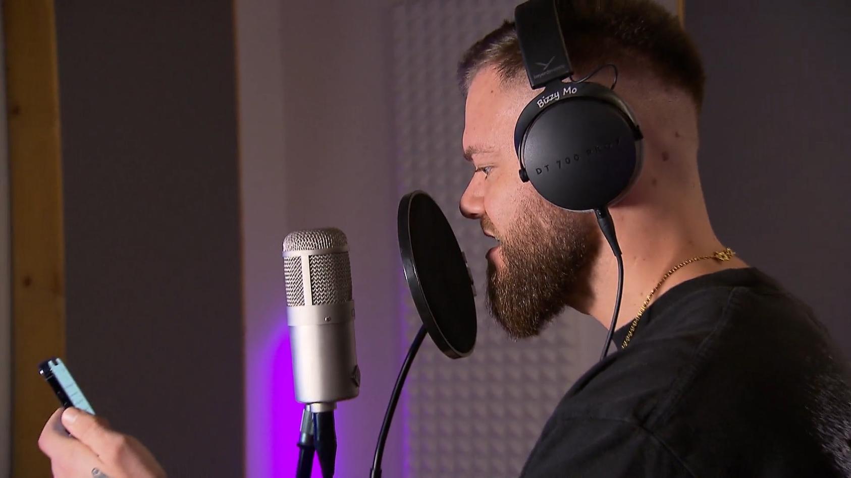 Mann rappt gegen Sprachstörung Stottern