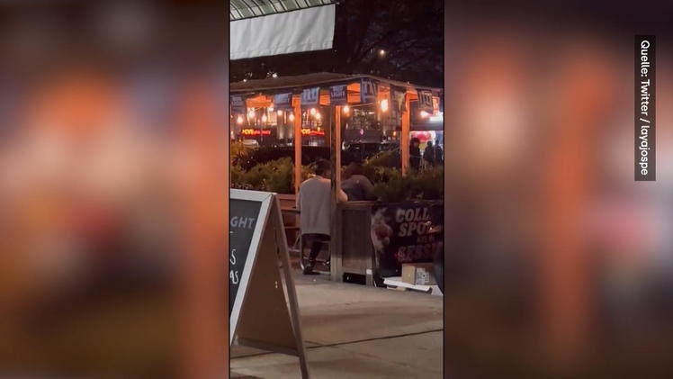 Paar Hat Sex In Restaurant Und Fast Niemand Bemerkt Es Doch Eine Passantin Filmt Heimlich 