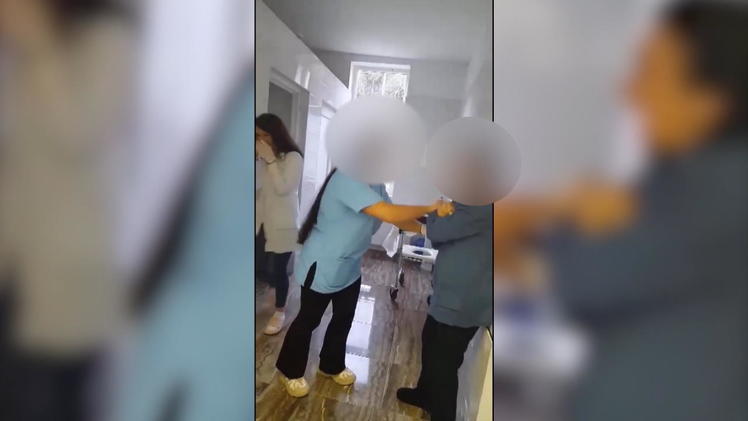 Schockierendes Video aus Altenheim: Pflegerin misshandelt Seniorin mit Schlägen ins Gesicht