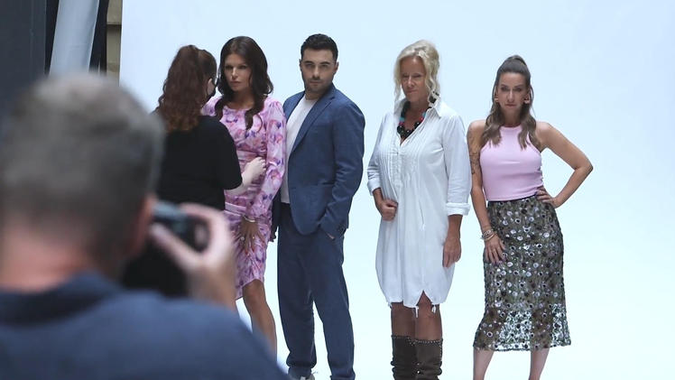 "Unter uns" feiert 7000 Folgen! Beim Jubiläums-Fotoshooting sind die ...