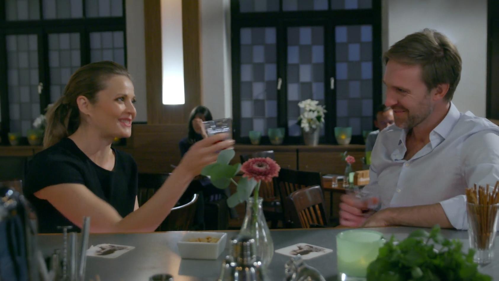 Unter uns: Corinna spielt sich an Carsten Buchner heran