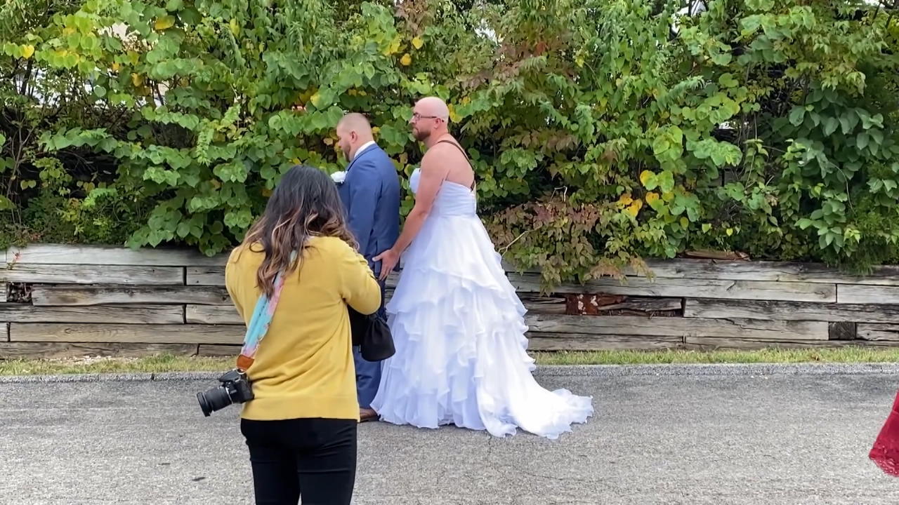 Bräutigam erwartet seine Liebste beim Shooting und wird böse überrascht!