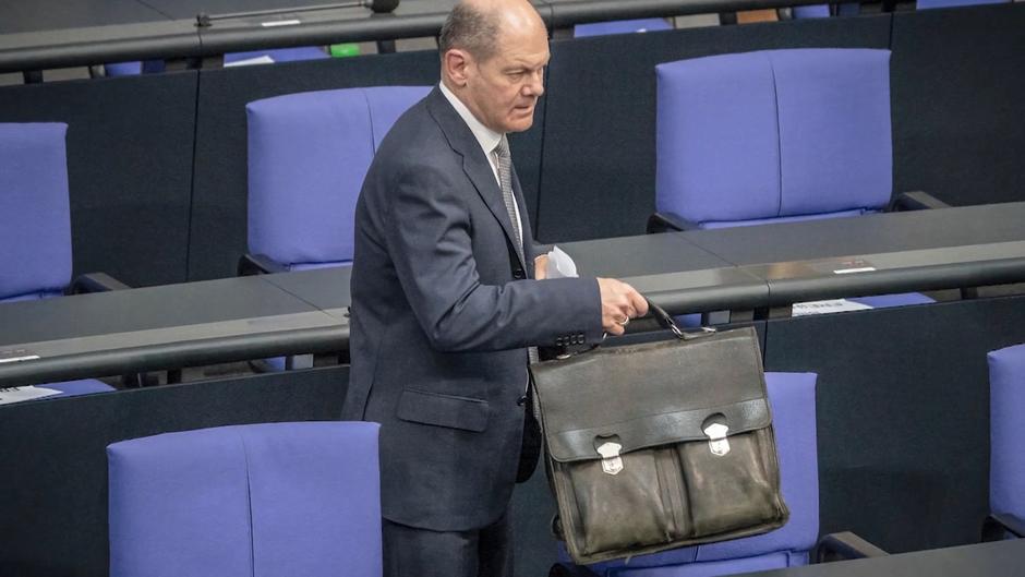 Bilanz zu einem Jahr Ampel-Koalition: Das verrät die Aktentasche von ...