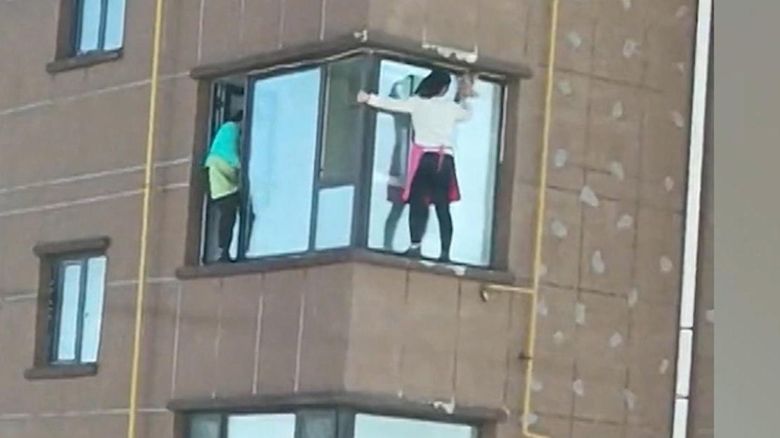 Sind die lebensmüde?! Zwei Frauen putzen Hochhaus-Fenster – ungesichert!