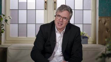 Das denkt AWZ-Star Daniel Aichinger über alte Szenen von Dr. Axel Schwarz