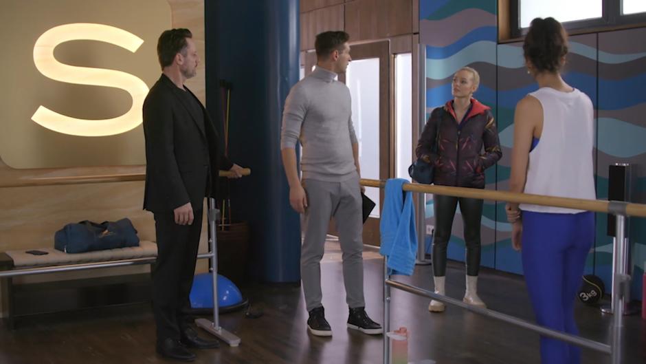 AWZ: Anna überrascht ihr Team