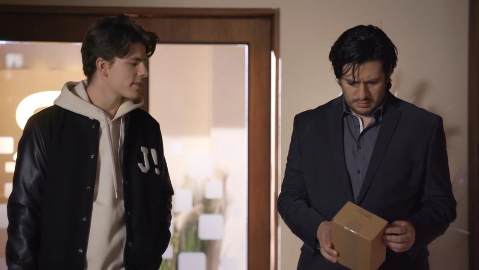 AWZ: Maximilian und Alexander bekommen ein grausiges Geschenk