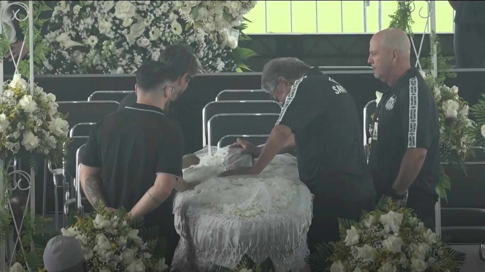 "Pelé ist ewig": Fans nehmen bei Totenwache Abschied vom "König des Fußballs"