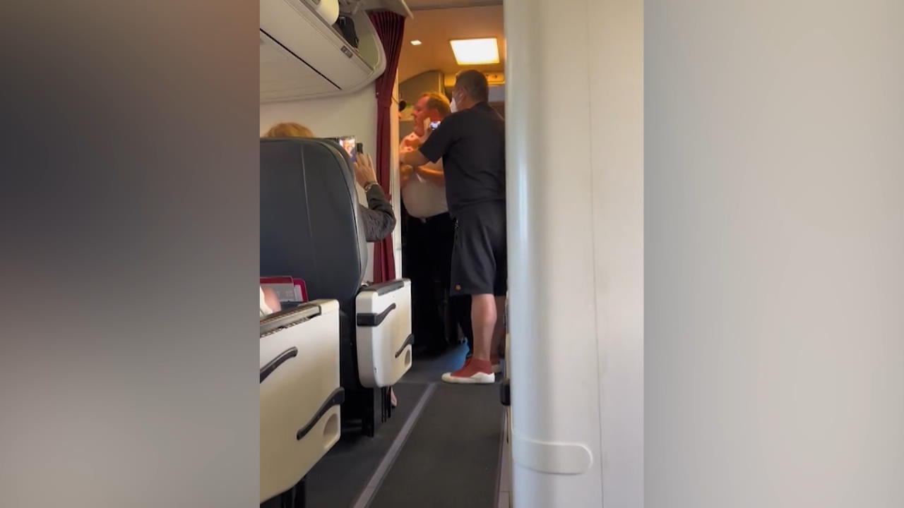 Heftige Szenen vor Abflug! Pilot schmeißt betrunkenen Passagier aus dem ... Heftige Szenen vor Abflug! Pilot schmeißt betrunkenen Passagier aus dem ...