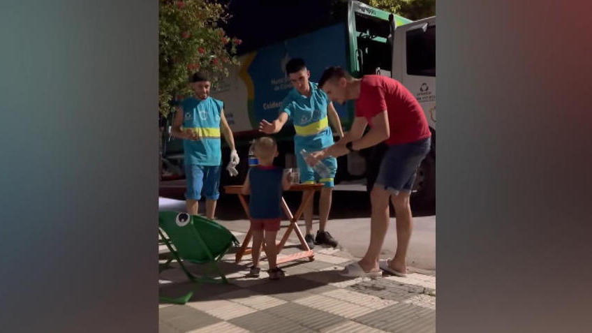 Spanien: Junge (2) überrascht Müllabfuhr mit Limo und Snacks