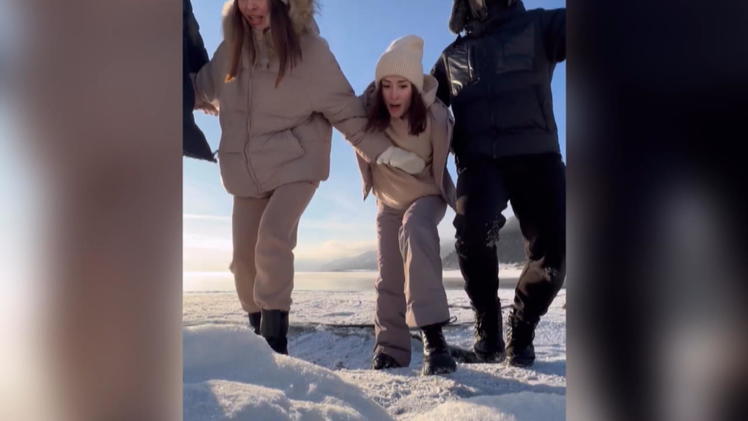 Fast wird’s kalt! Fotoshooting wird zum Fail – als plötzlich das Eis bricht