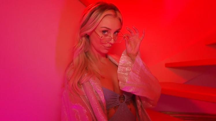 Greifswalder Lehrerin auf OnlyFans: Bertha Friebergs lukrativer ...