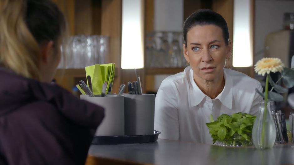 Unter uns: Ute misstraut ihrer Freundin Jenny