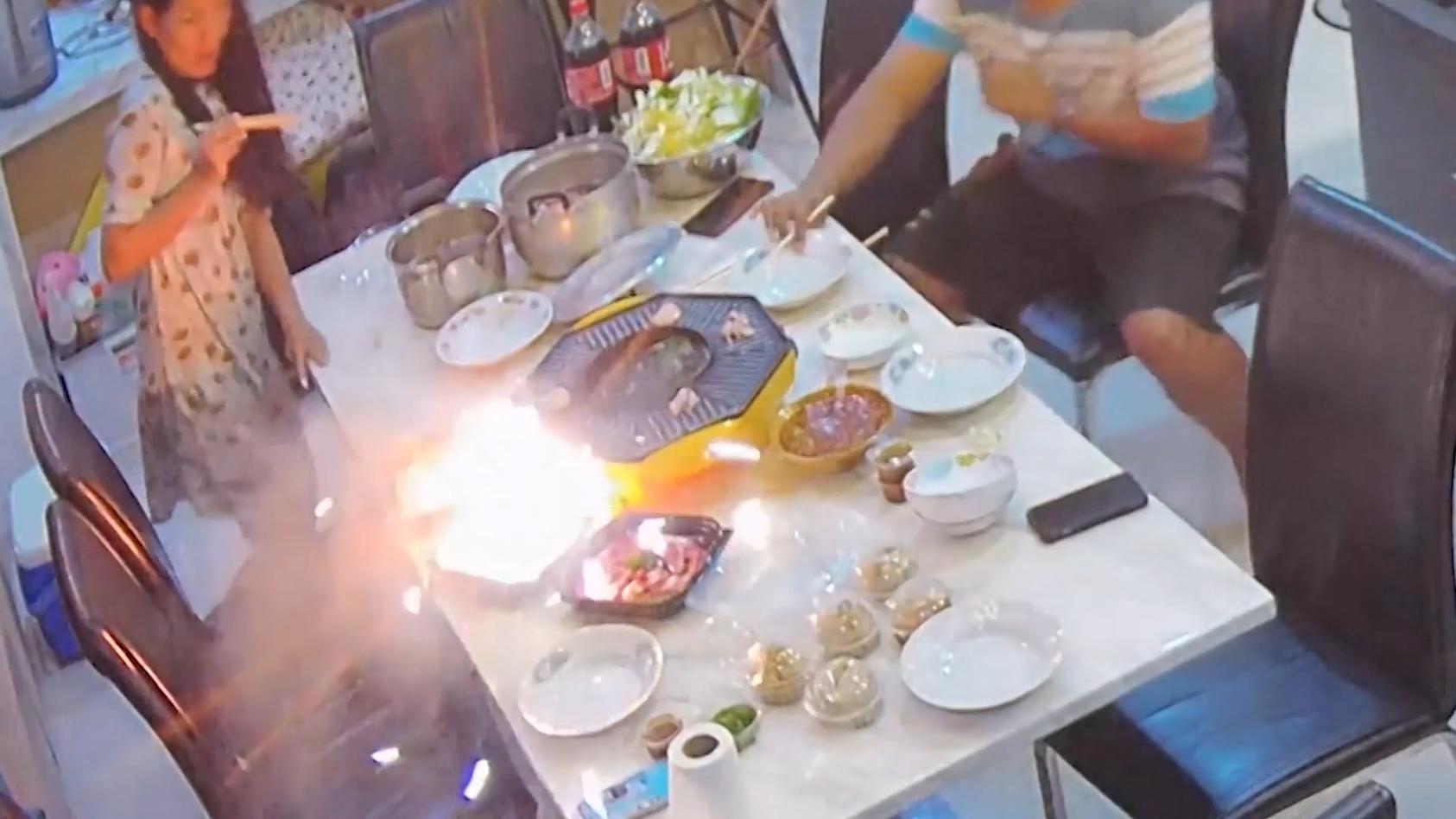 Hotpot explodiert bei Familienessen in Thailand