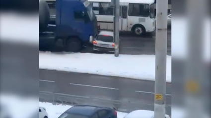 Gefangen im toten Winkel! Lkw schiebt Kleinwagen 150 Meter vor sich her