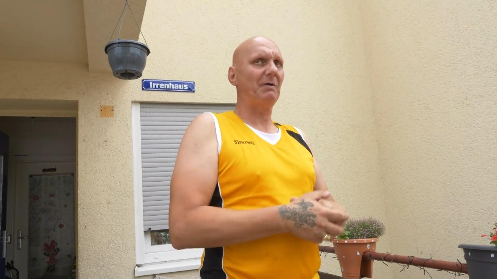 Hartz und herzlich: Gute Laune in den Benz-Baracken - Elvis bekommt ...