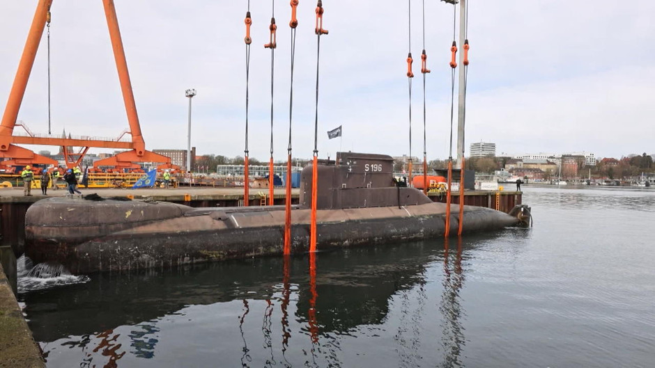 Schwebendes U-Boot der Marine in Kiel gesichtet