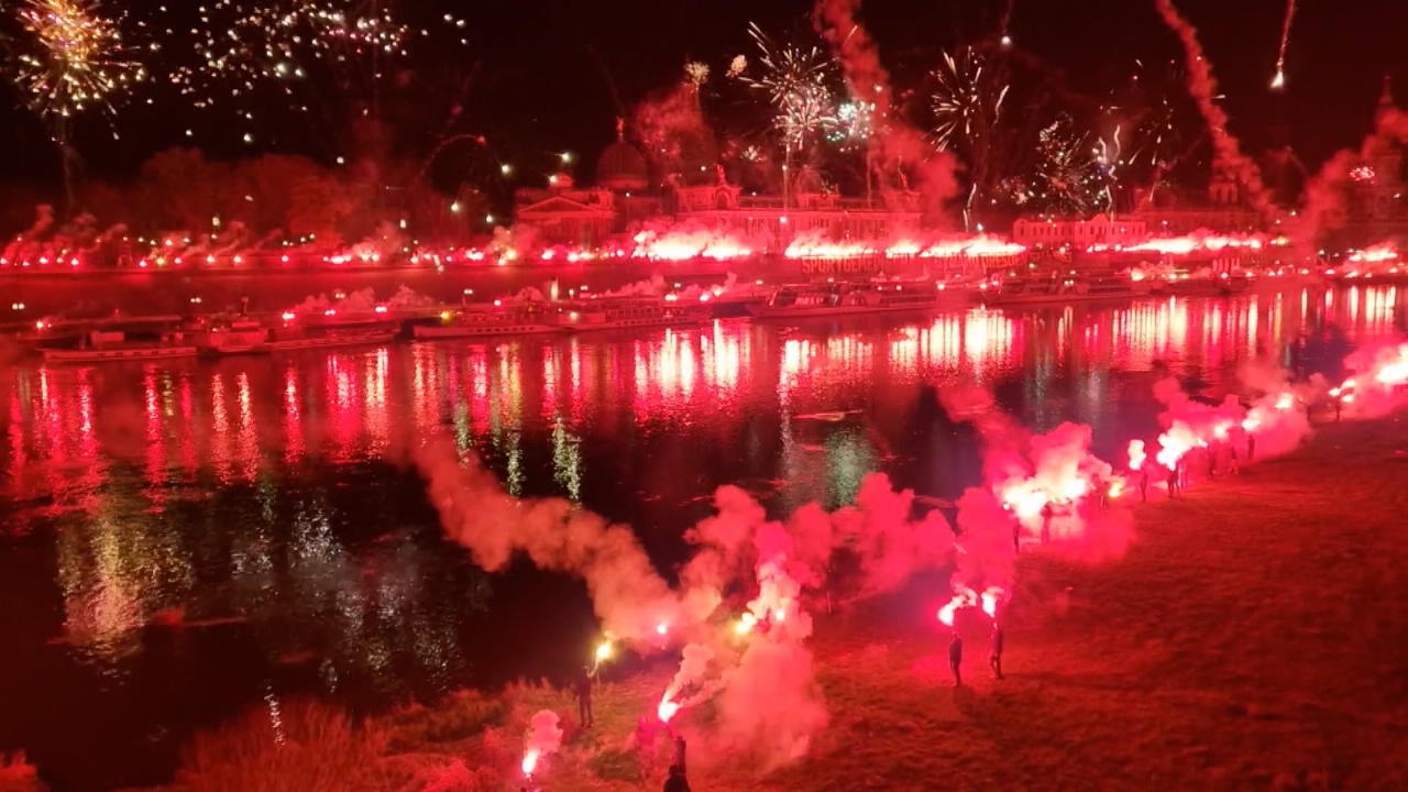 Dynamo Dresden: Fans feiern 70. Geburtstag des Klubs mit Pyroshow