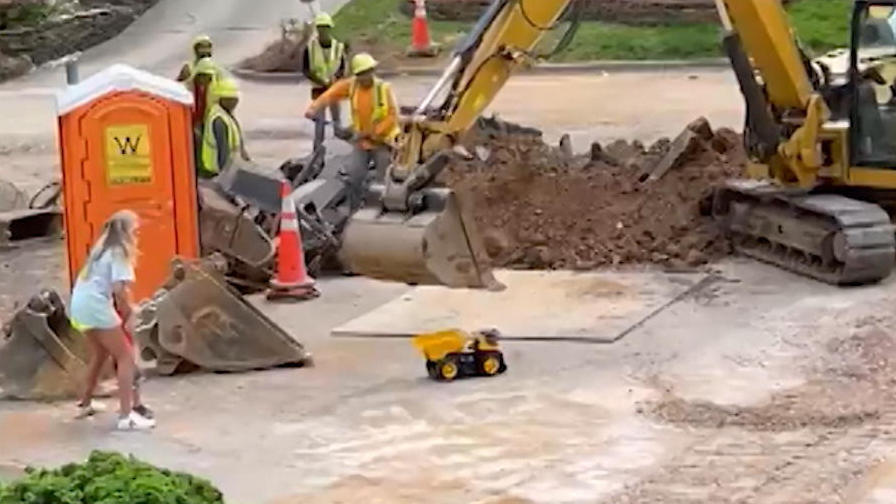 Kinderwunsch erfüllt! Baggerfahrer füllt Spielzeug-Kipplaster mit Erde