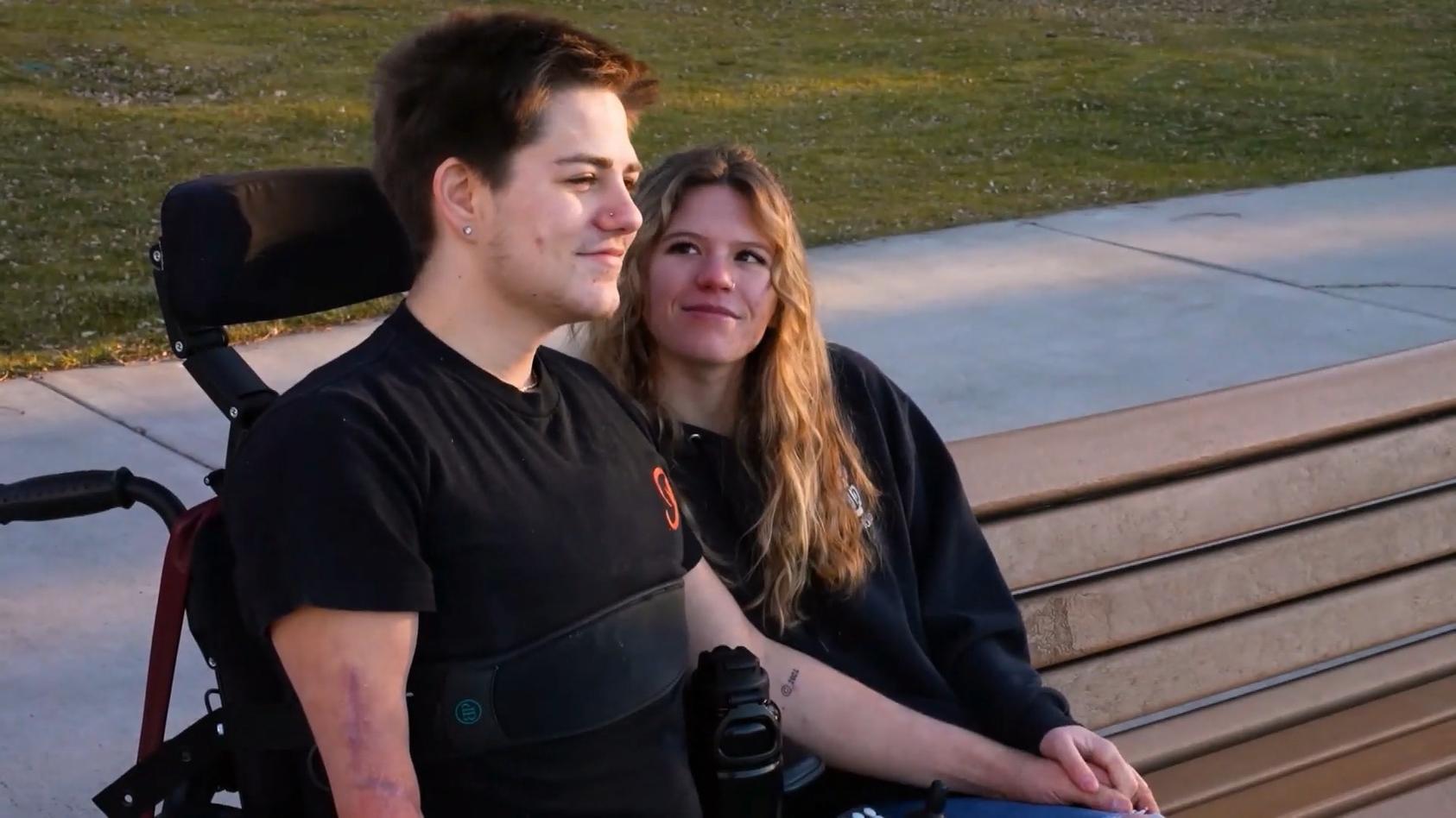 Nach Gabelstapler-Unfall fast halbiert: Loren (21) und Sabia (23 ...