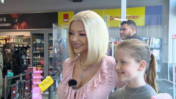DSDS-Jurorin Katja Krasavice: Netto-Kassiererin für einen Tag - mit High Heels und XXL-Nägeln