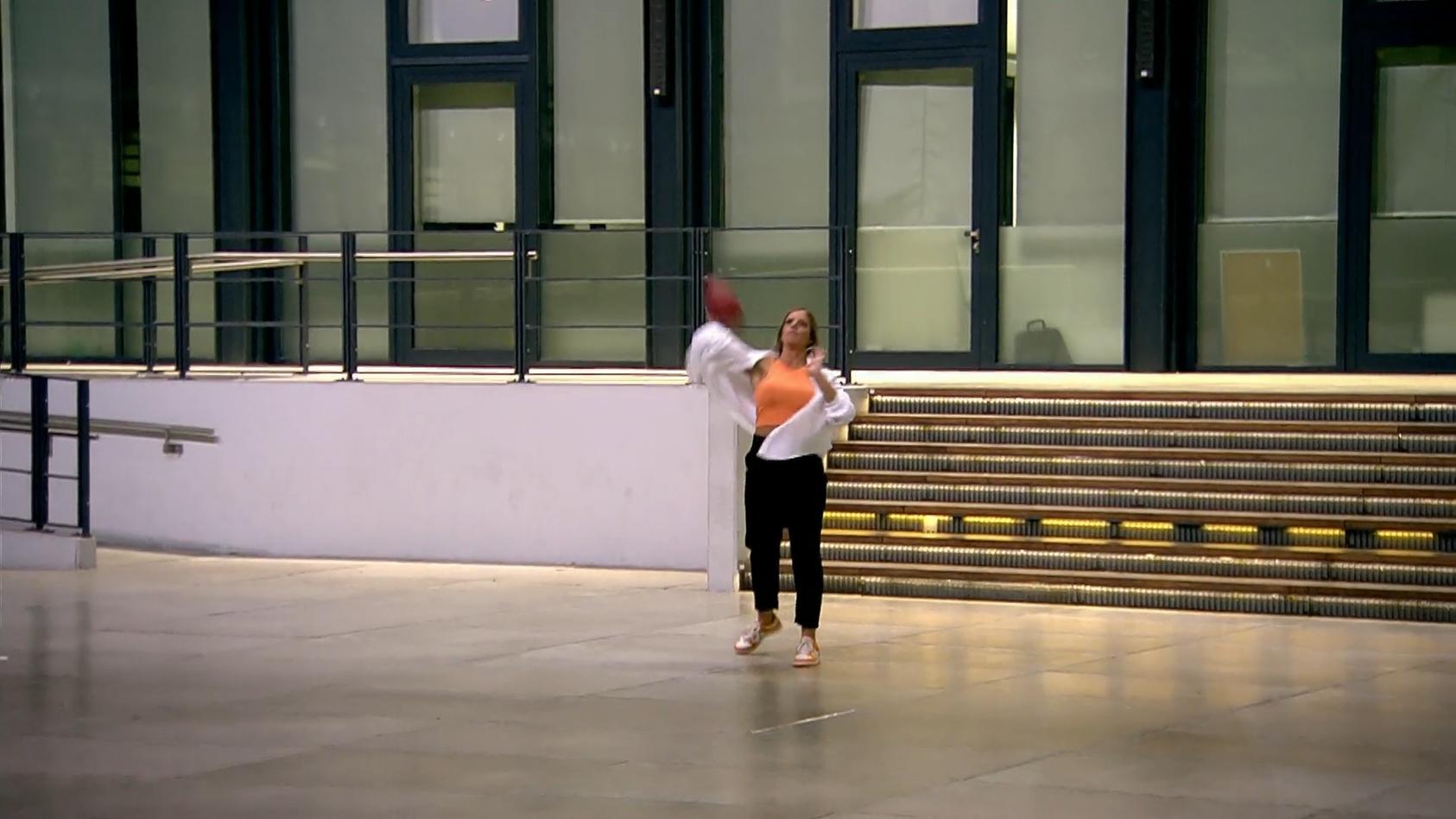 Bei NFL Draft: RTL-Expertin Mona Stevens trifft Eimer aus 25 Metern