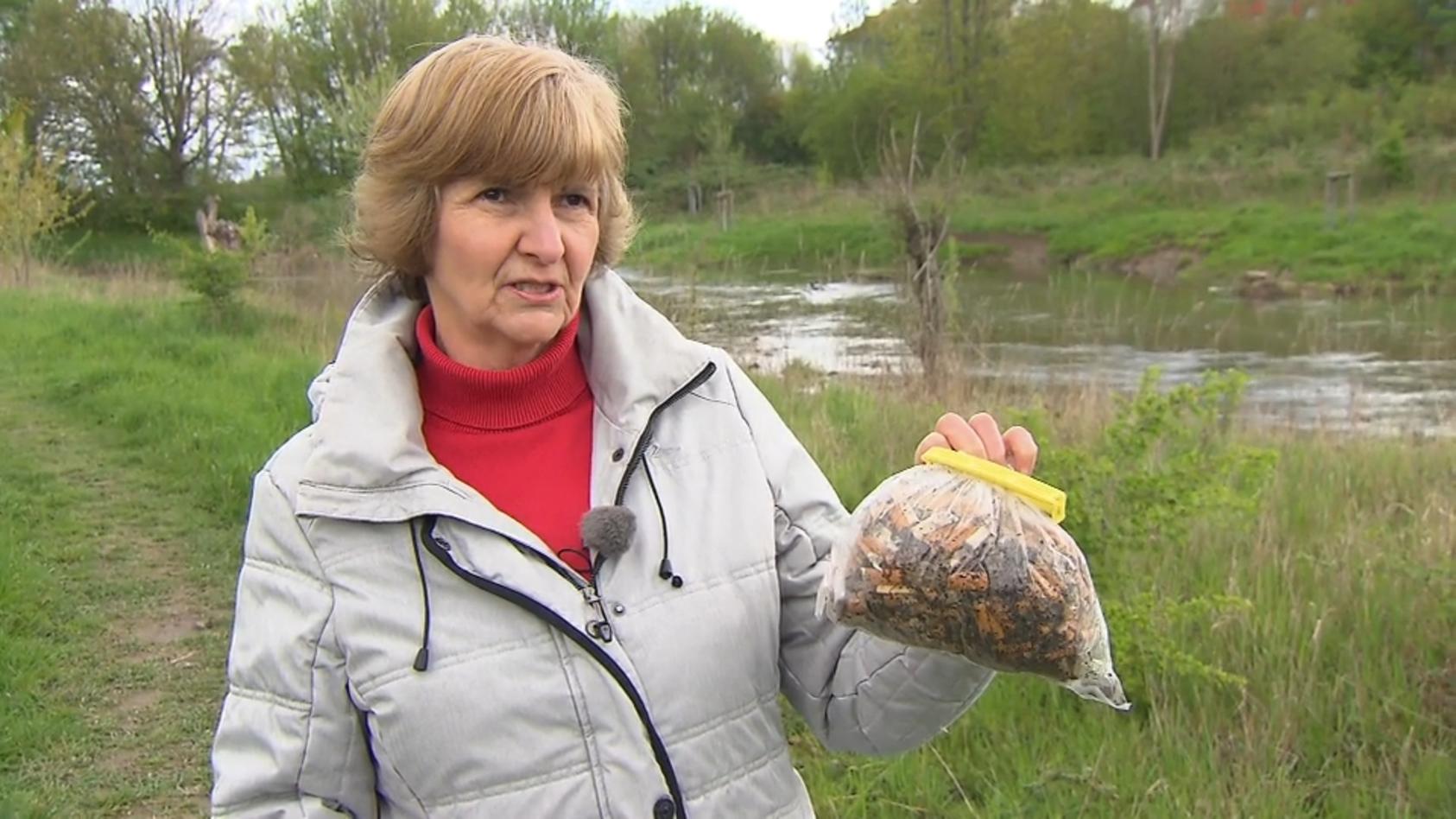 Rügende Rentnerin räumt hinter Wegwerf-Rauchern auf: "Diese Kippen ...