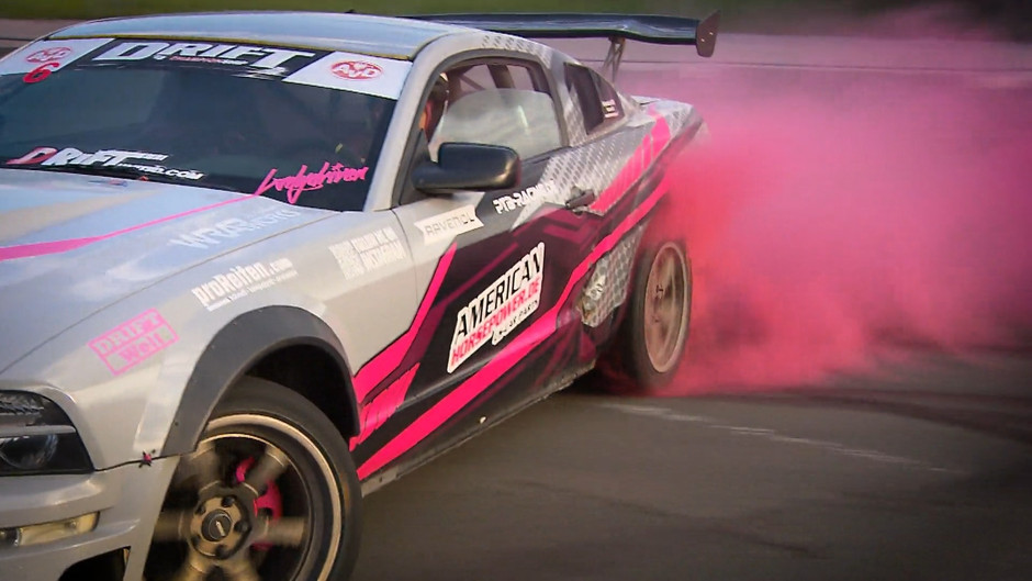 Drift-Queen aus der Eifel versprüht rosa Rauch