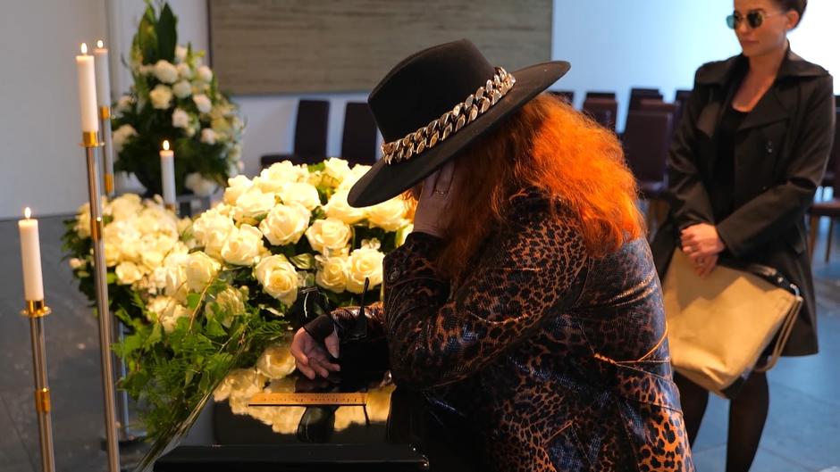 Helmut Berger: Angeblich-Witwe Francesca Guidato bricht am Sarg in ...