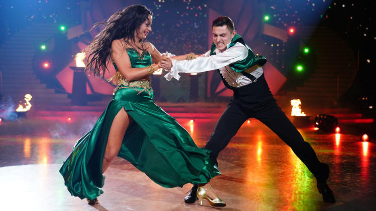 Lets Dance Profi Challenge Wow Die Ersten Zugabe Rufe Gehören Malika Dzumaev Und Zsolt
